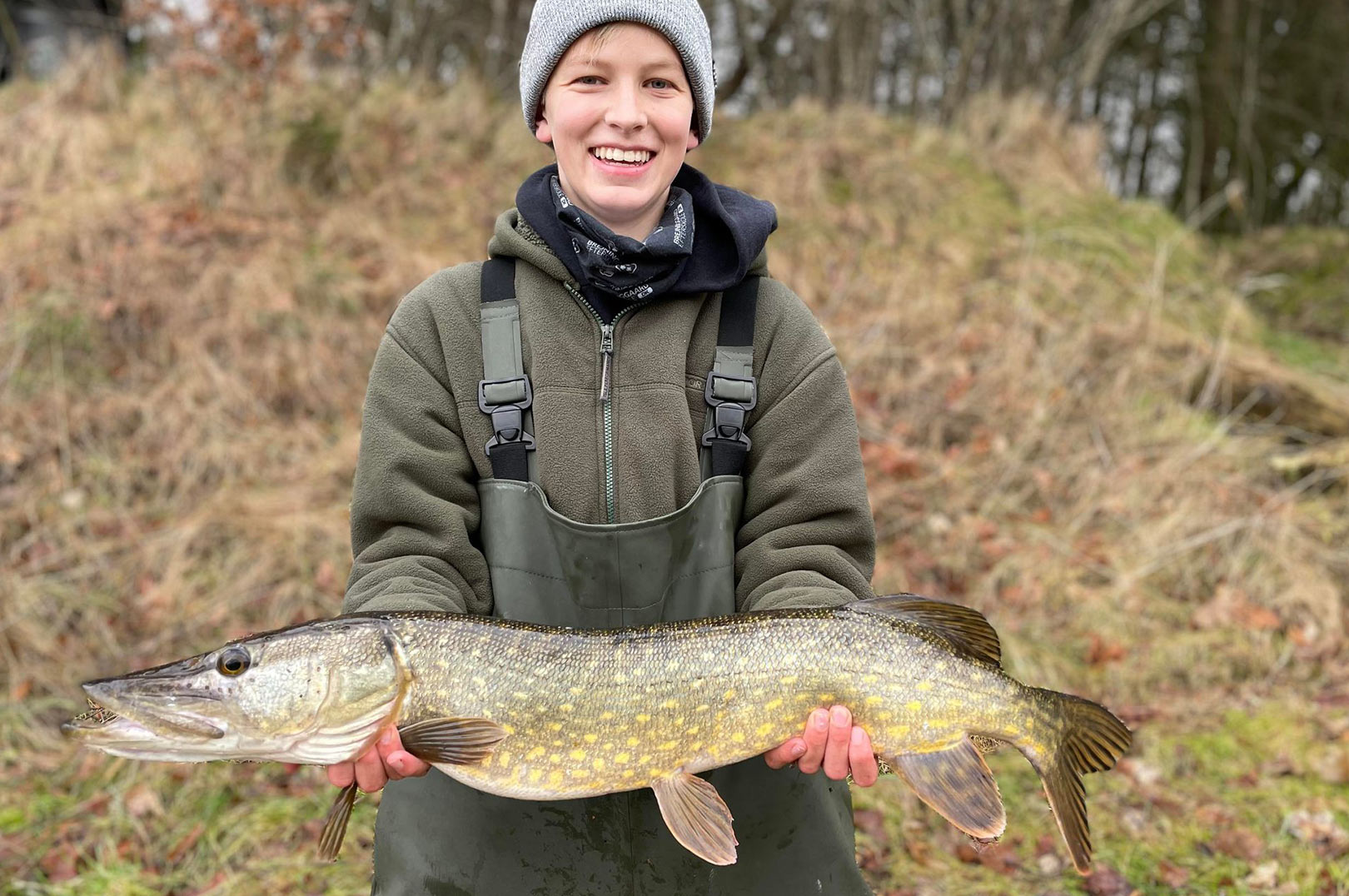 EN FIN GEDDE I OVERFLADEN - Fisk & Fri