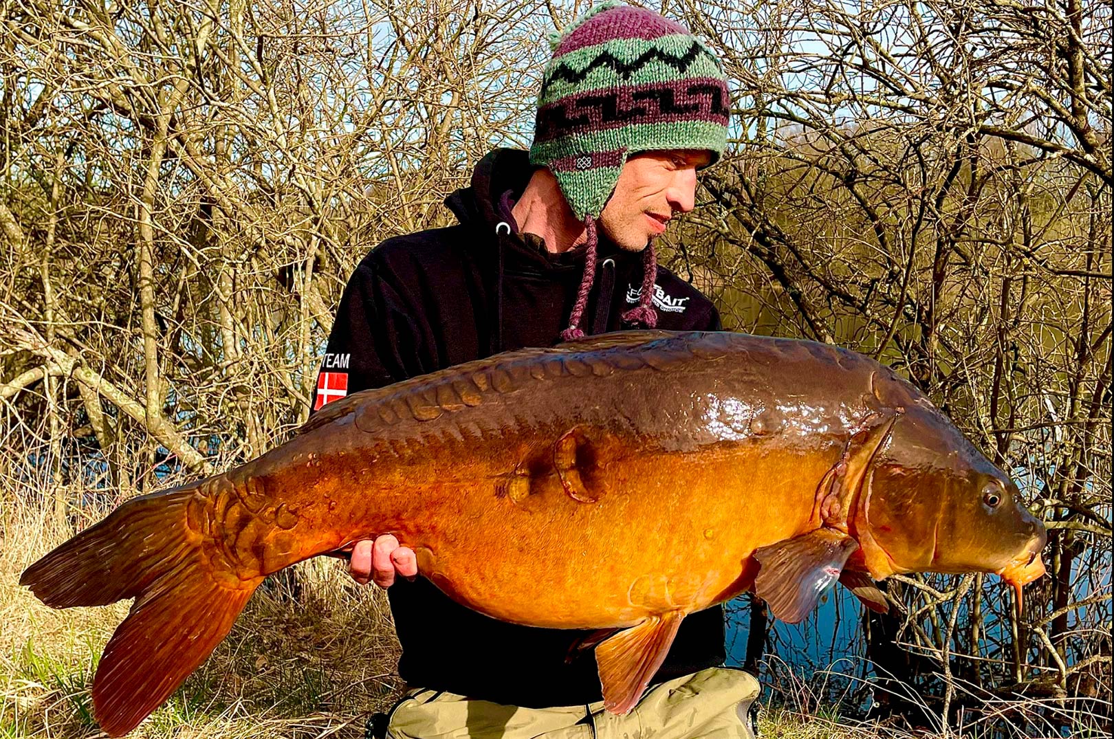 PÅSKEKARPE FALDER FOR HOT AMANDA - Fisk & Fri