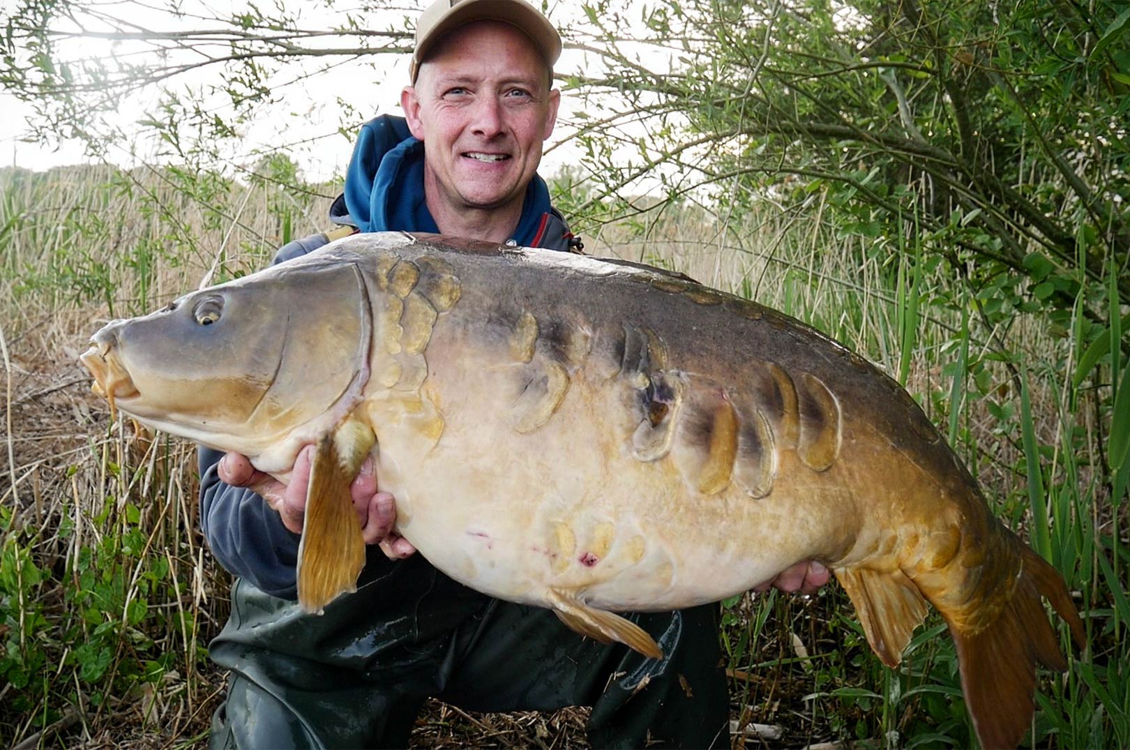 TO 19 KILOS KARPER TIL JERKSNEDKEREN - Fisk & Fri