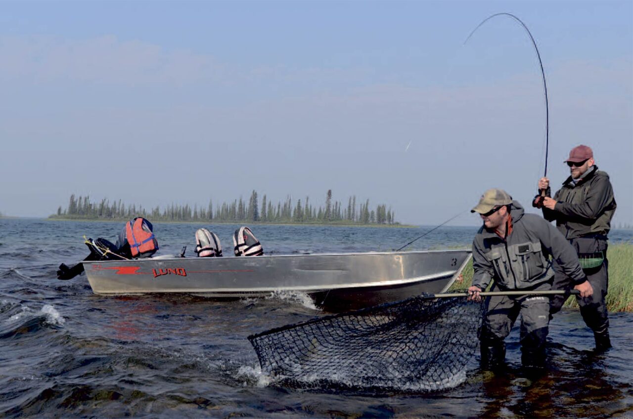 GREAT BEAR LAKE: MIDNATSSOL OG MASSIVE SØØRREDER - Fisk & Fri