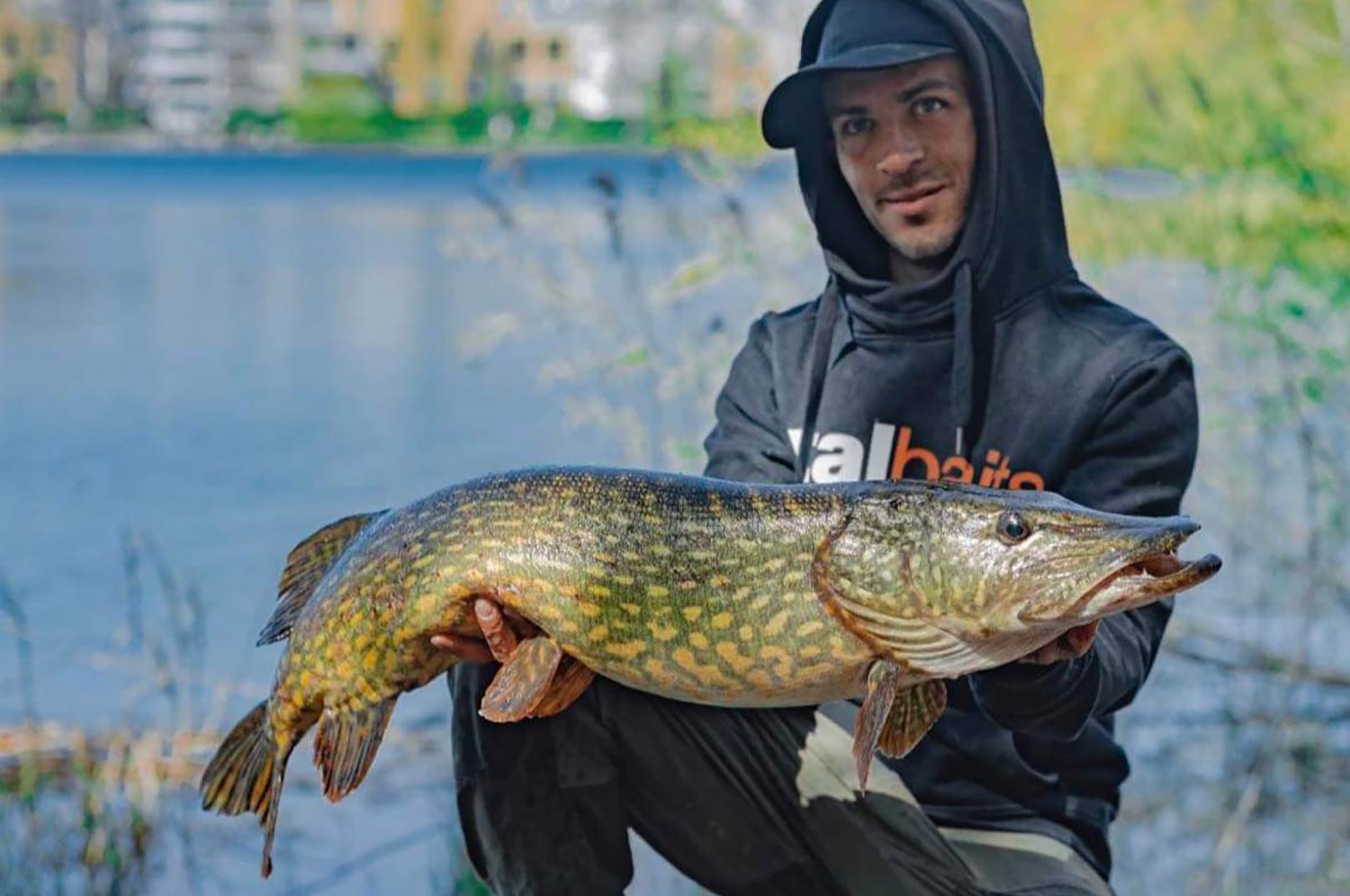 EN SØNDAG I GEDDENS TEGN - Fisk & Fri
