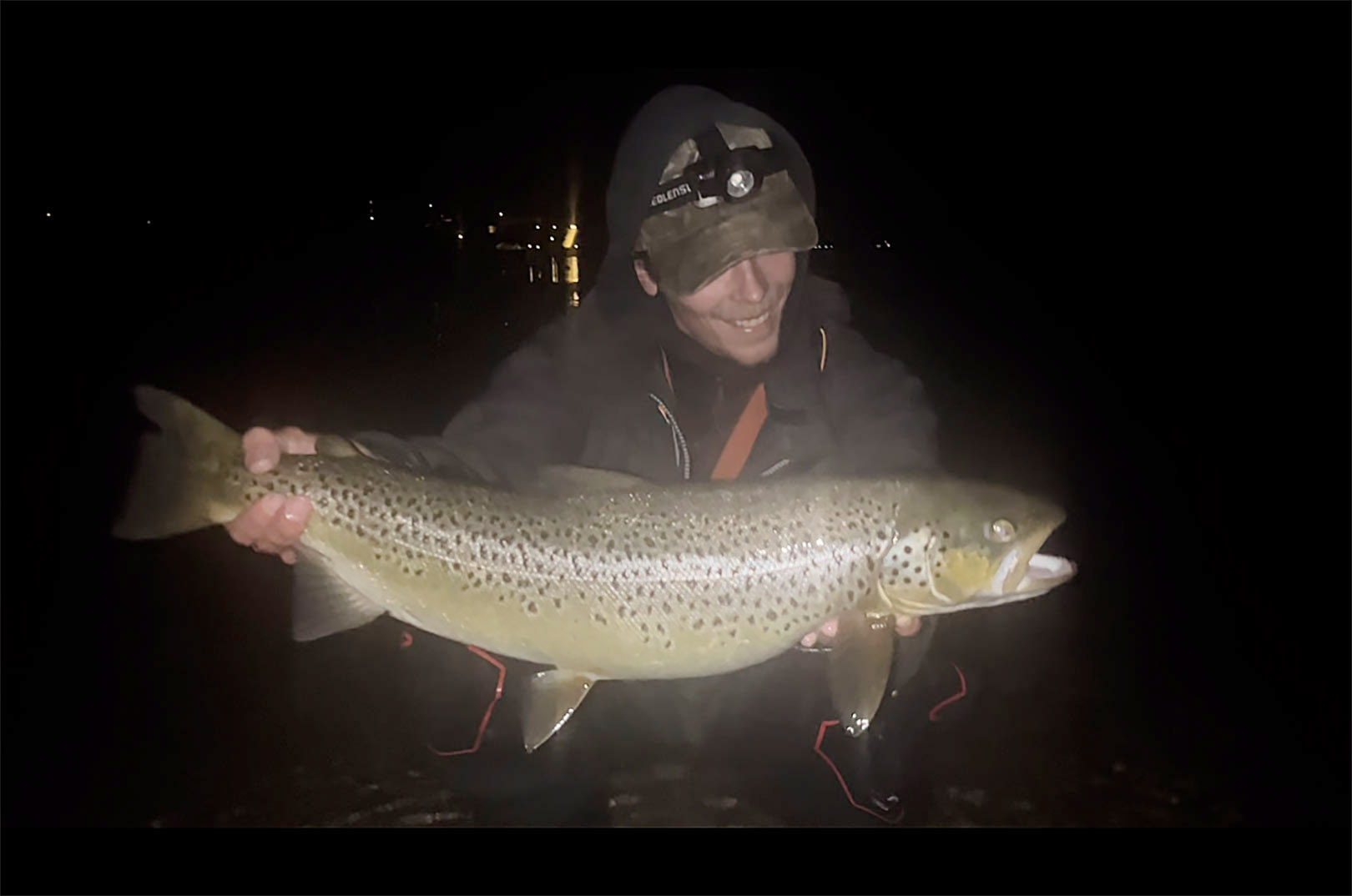 HAVØRREDHUG I MØRKET - Fisk & Fri HAVØRREDHUG I MØRKET - Fisk & Fri