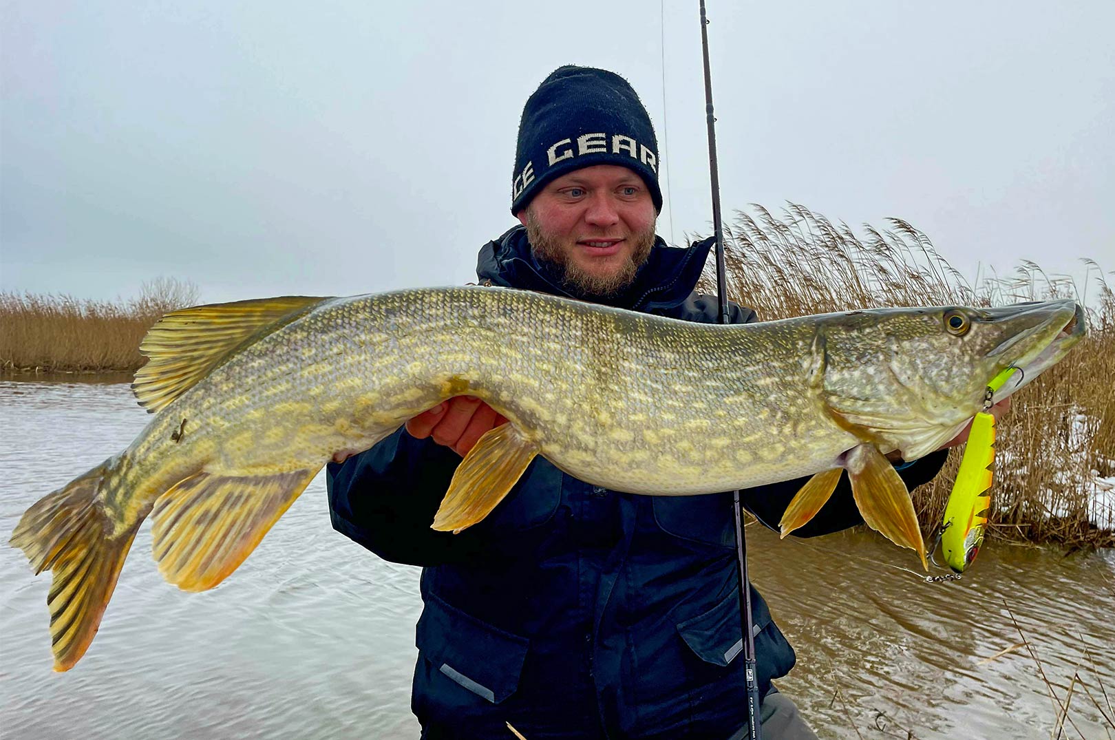 NÅR GEDDERNE HUGGER, GLEMMER MAN DE KOLDE FINGRE - Fisk & Fri