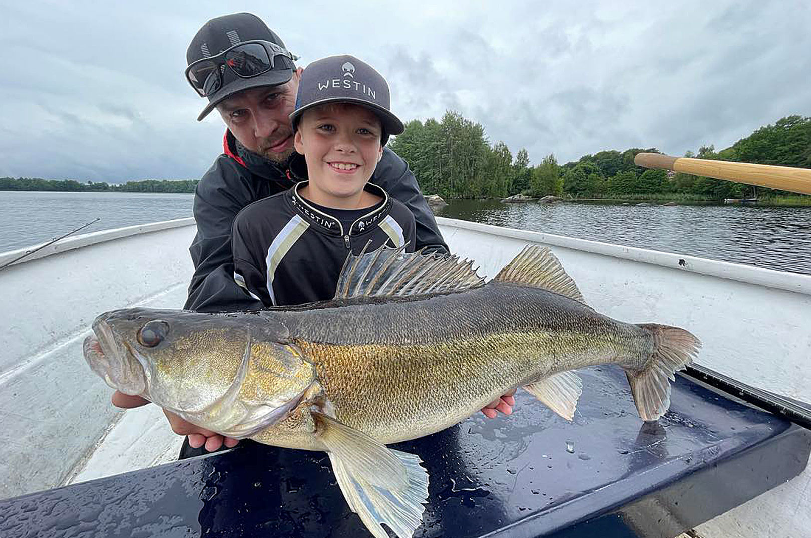 KINETIC FISKECUP 2024: PÅ FISKETUR MED MOR & PAPFAR I SVERIGE - Fisk & Fri