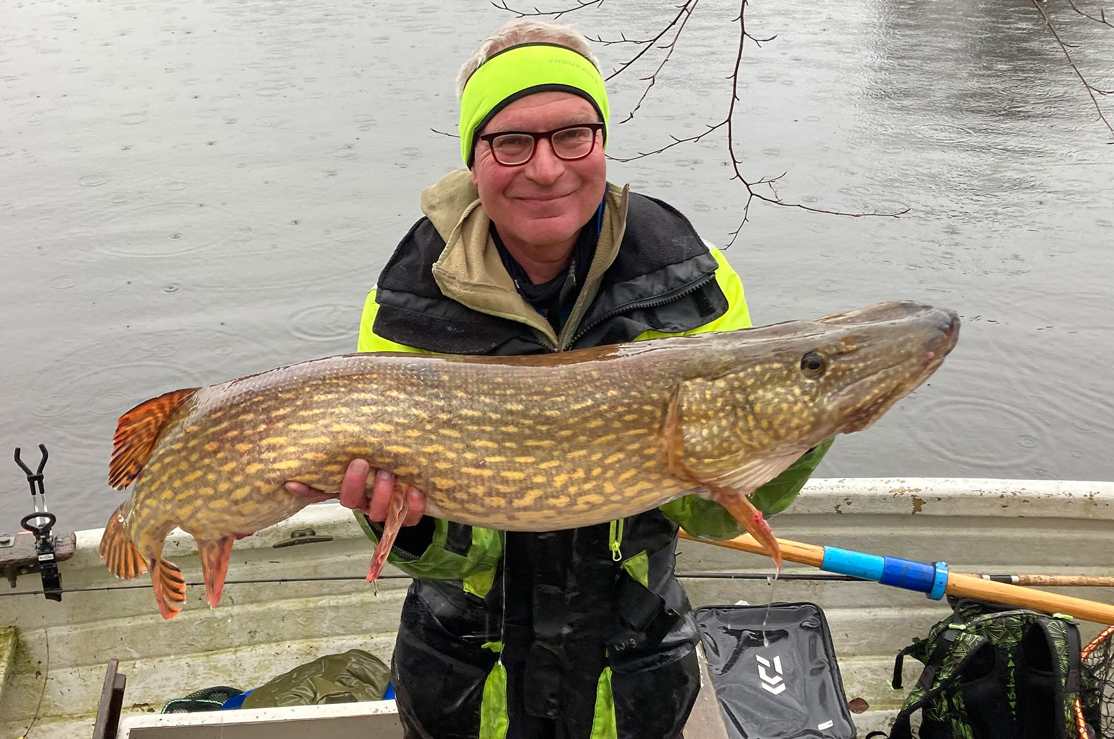 EN MASSIV GEDDE PÅ FLÅDFISKERI - Fisk & Fri